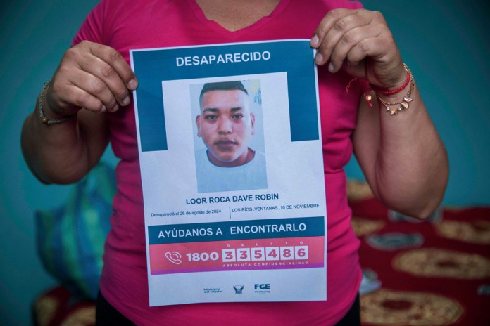 “A mi hijo Dave Robin Loor lo desaparecieron los militares y recorreré ...